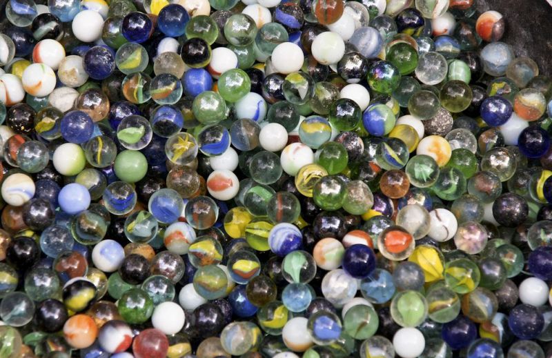 Le jeu des billes, un jeu d'adresse: Les 5 jeux des enfants qui ont ...